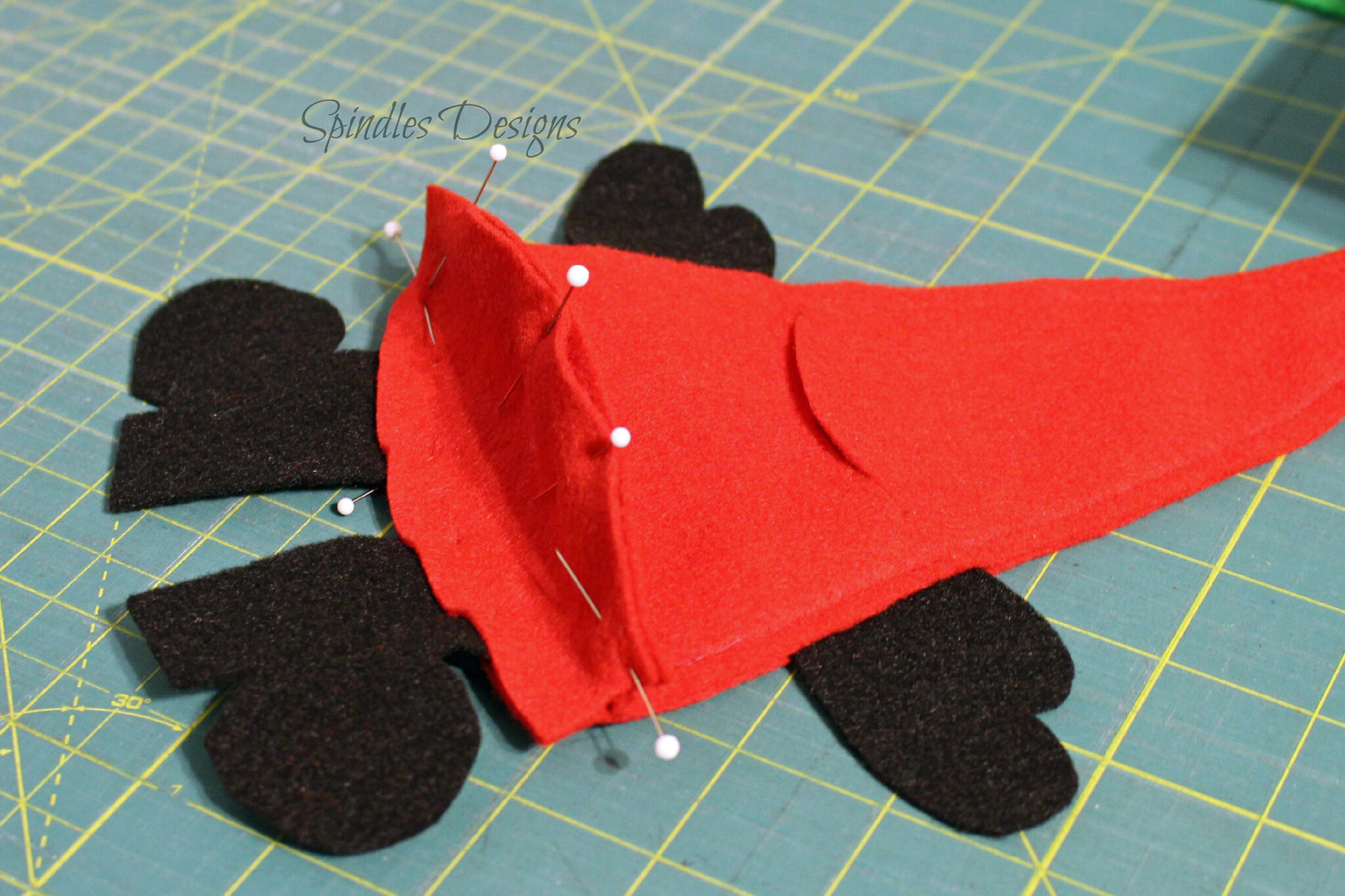 Christmas in July, Free Felt Santa Pattern - Spindles Designs